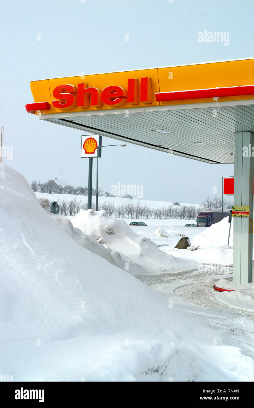 Shell petrol station buried in Snow Stock Photo - Alamy
