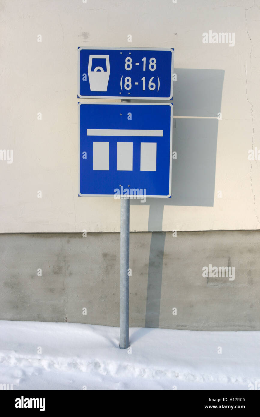 Available outdoor parking sign hi-res stock photography and images - Alamy