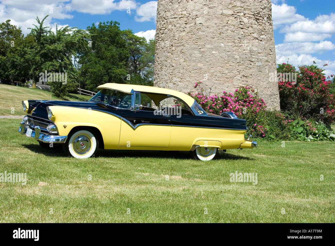 Old yellow ford hi-res stock photography and images - Alamy