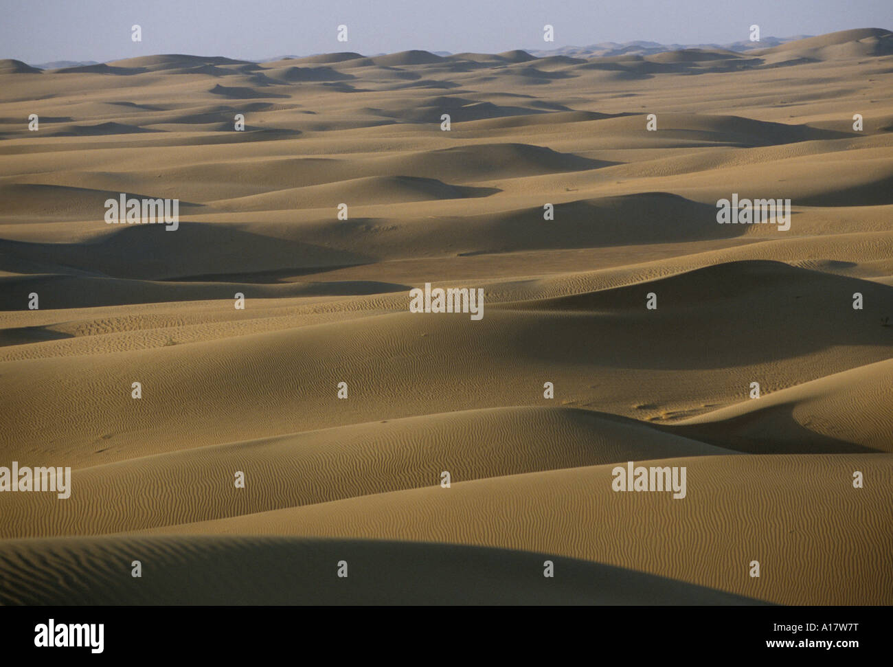 desert dunes ramlat al sab'atain empty quarter Stock Photo - Alamy