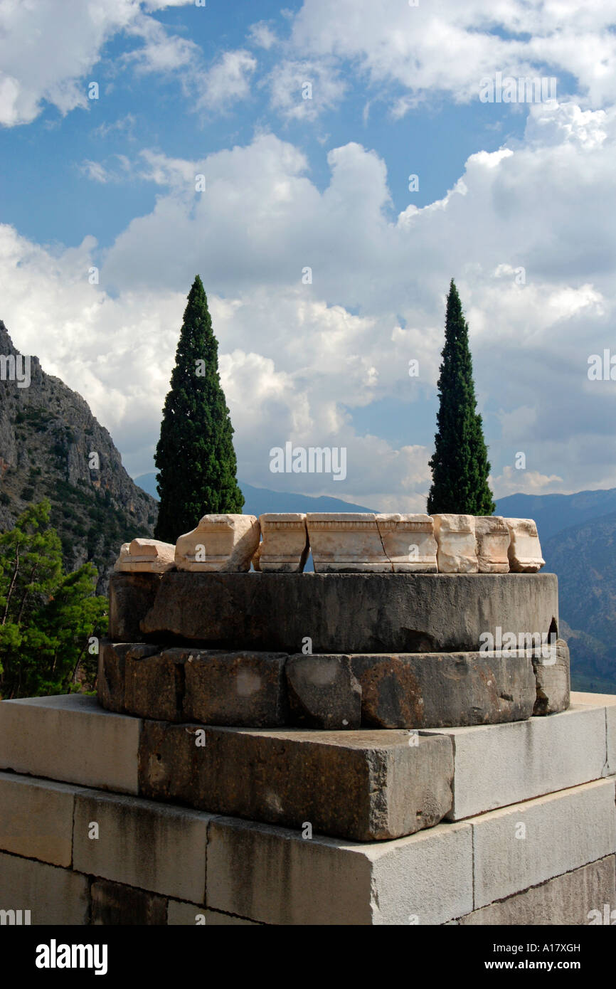 Delphi ruins, Greece under Mount Parnassus Stock Photo - Alamy