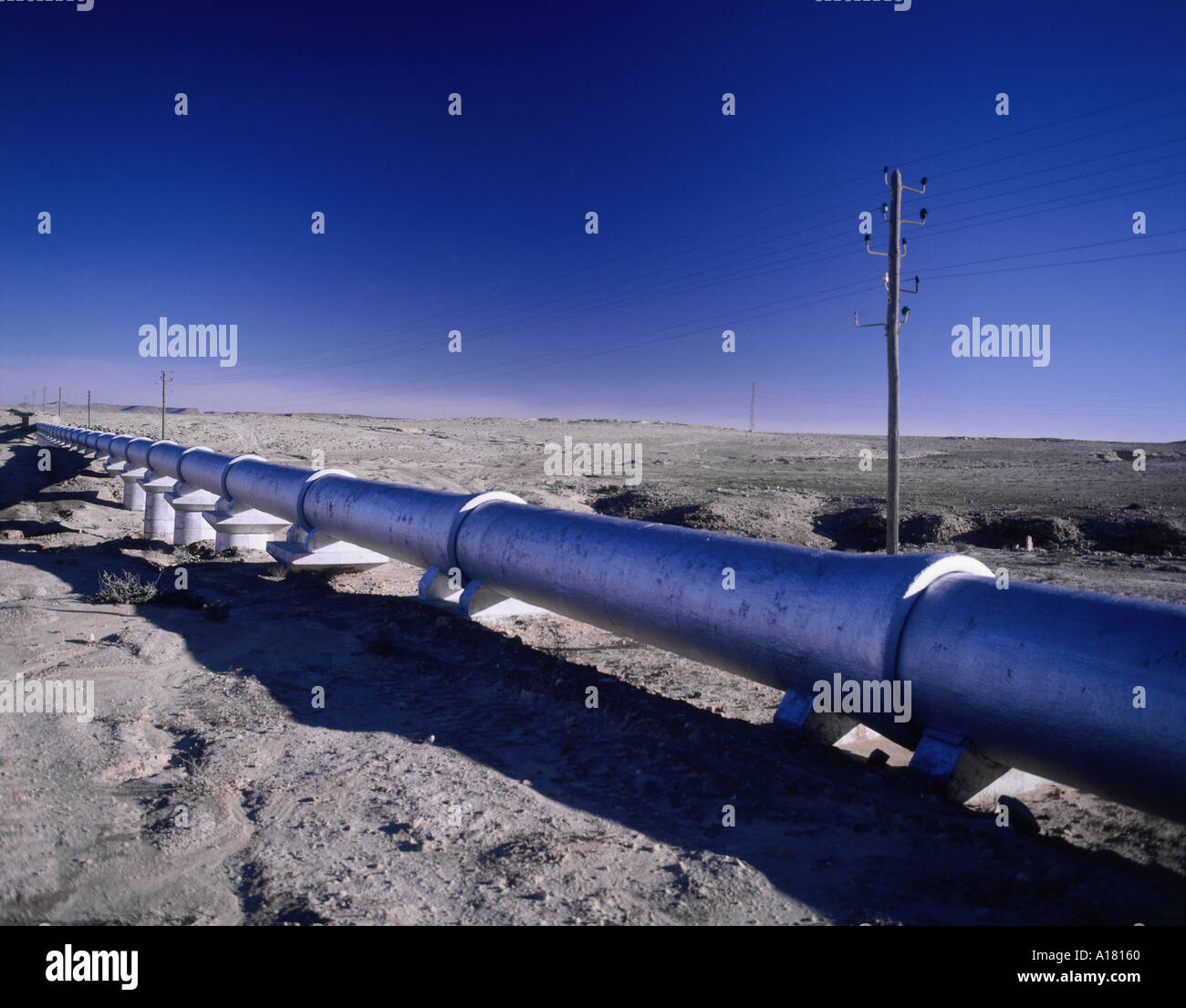 Oil pipeline desert hi-res stock photography and images - Alamy