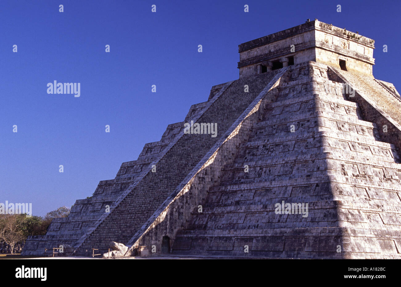 The Pyramid of Kukulkan during the Equinox Stock Photo - Alamy
