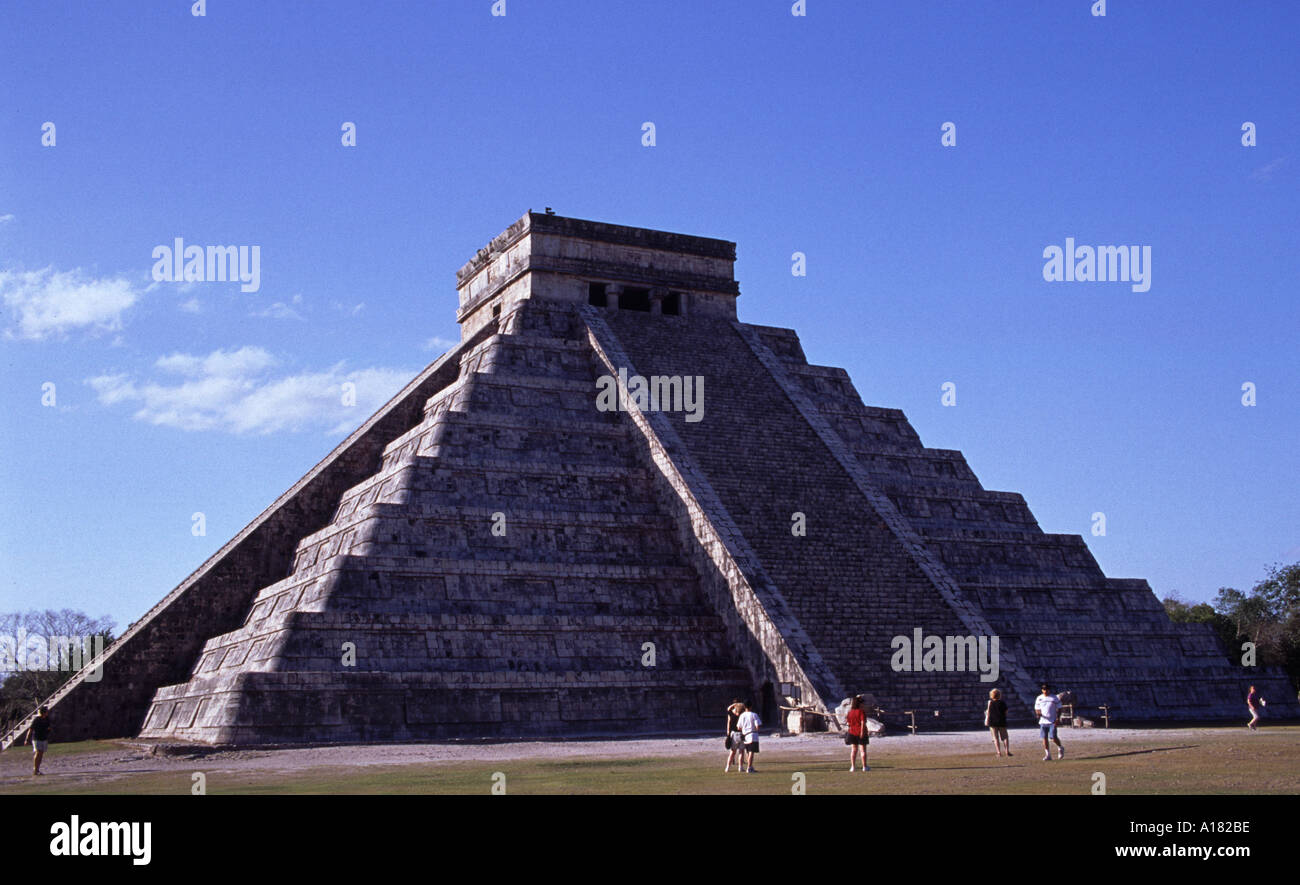 The Castle The Pyramid of Kukulkan during the Equinox Stock Photo - Alamy