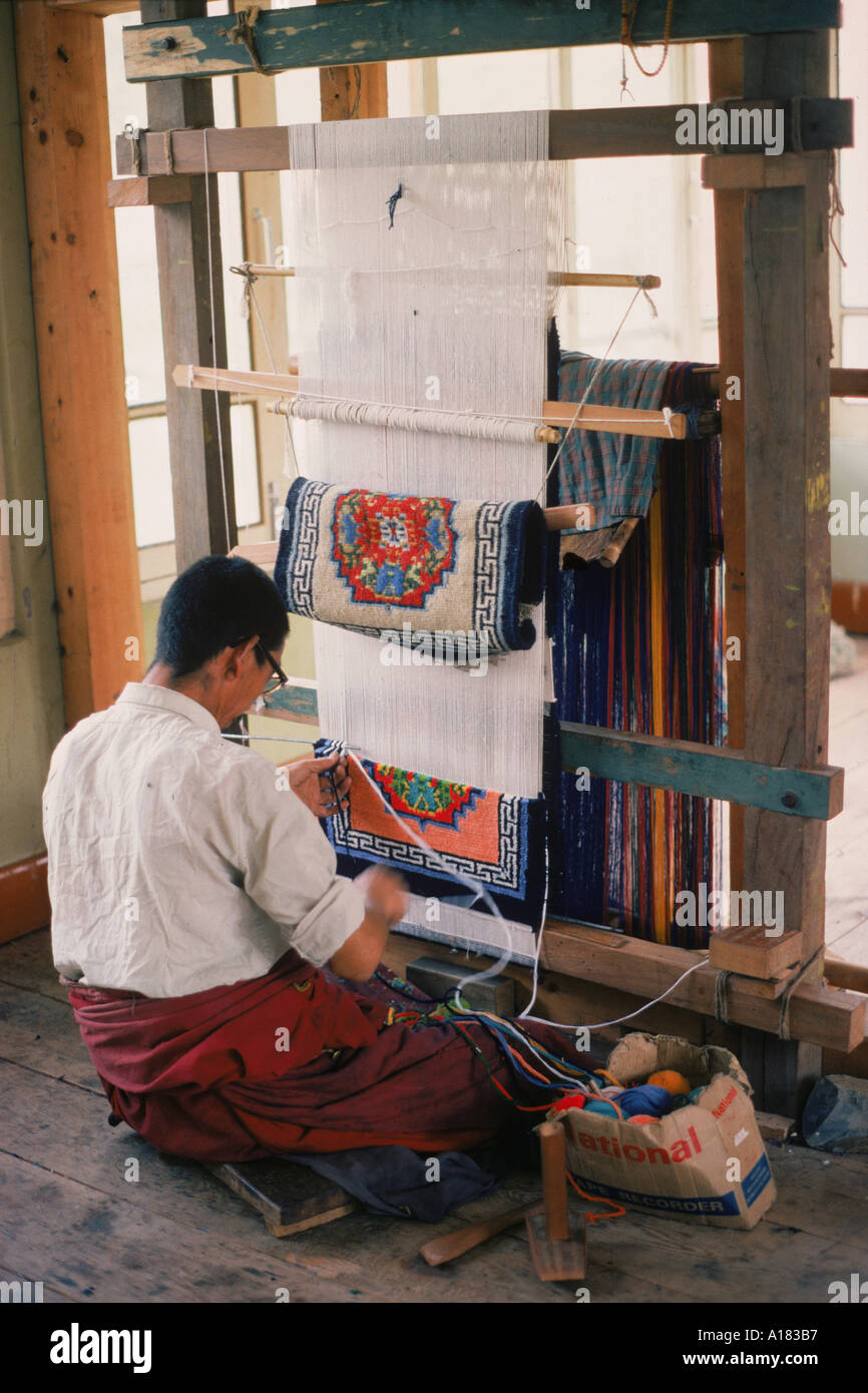Man weaving loom hi-res stock photography and images - Alamy