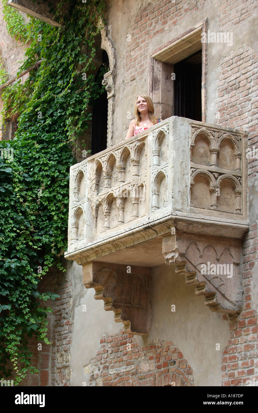 Romeo And Juliet Balcony Background