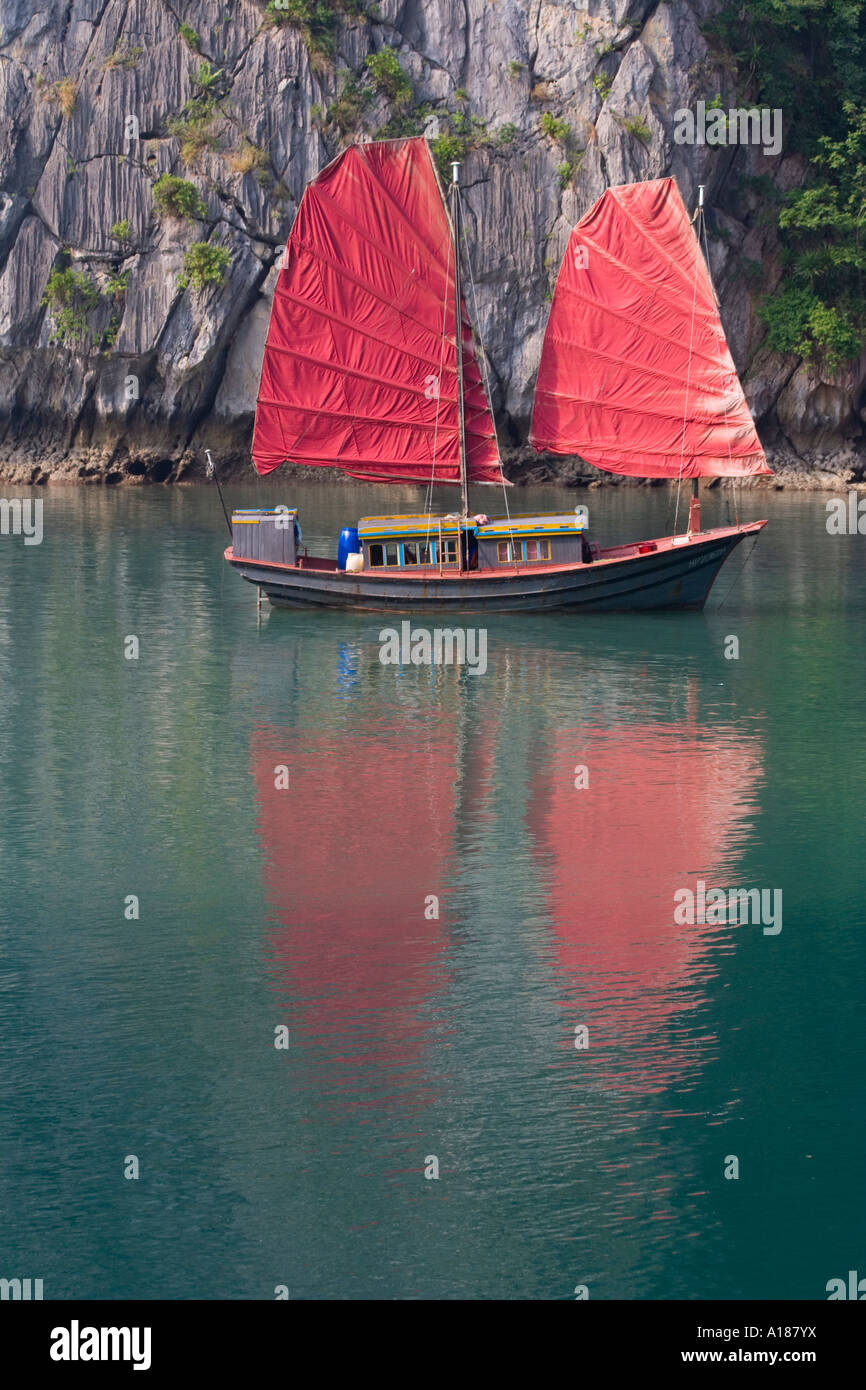 2007 traditional vietnamese sailing junk hi-res stock photography and ...