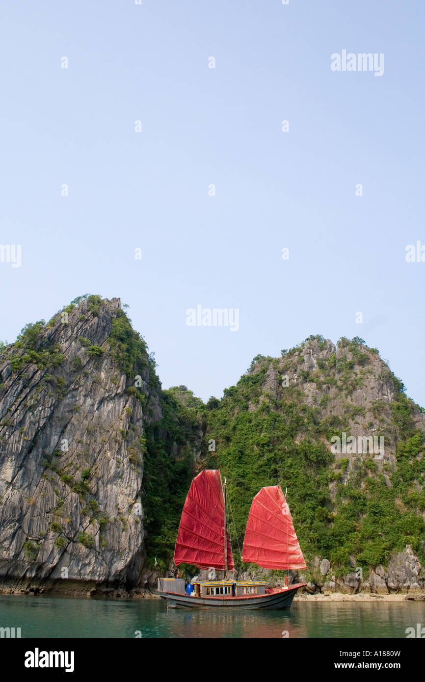 2007 traditional vietnamese sailing junk hi-res stock photography and ...