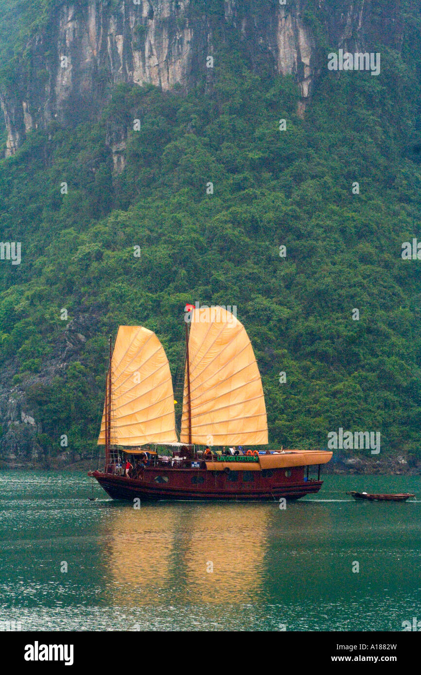Traditional chinese wooden junk boat hi-res stock photography and ...