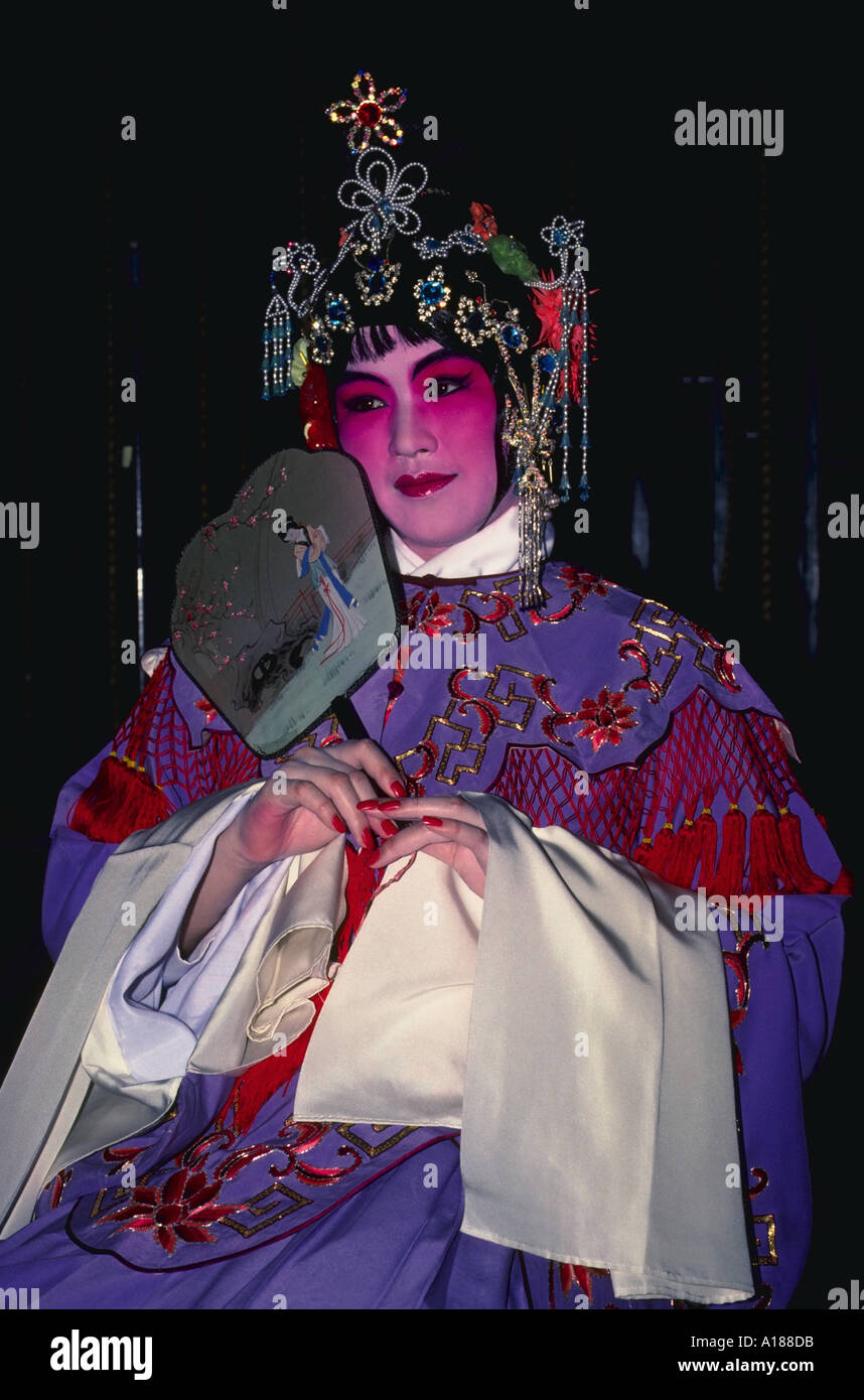 Female peking opera performer hi-res stock photography and images - Alamy