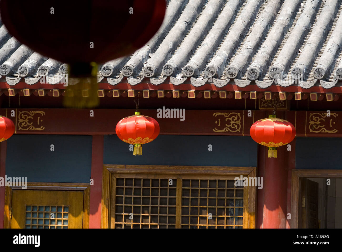 Roof detail chinese lanterns hi-res stock photography and images - Alamy