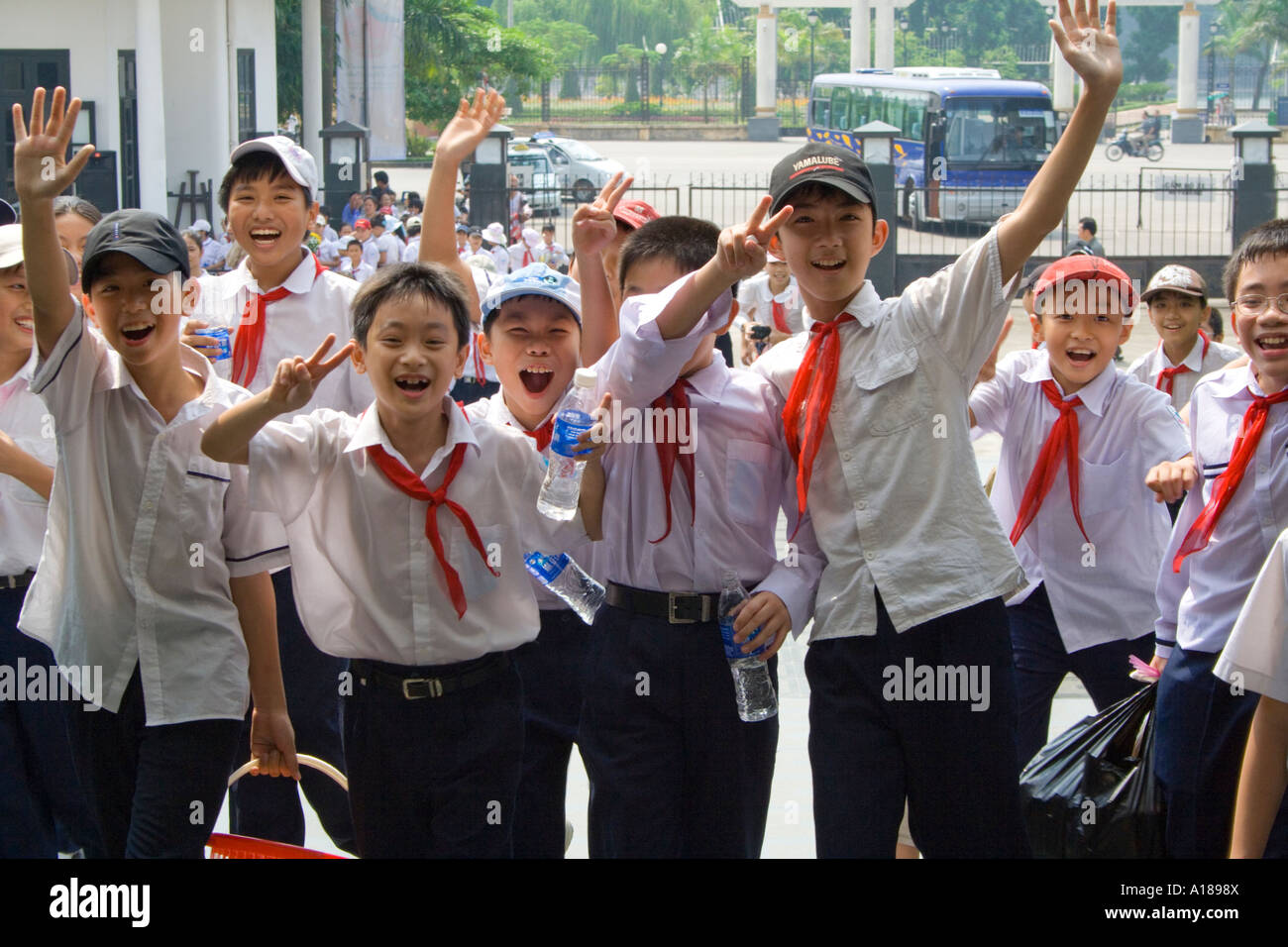 2007 Vietnamese School Children at the Vietnam Museum of Ethnology ...