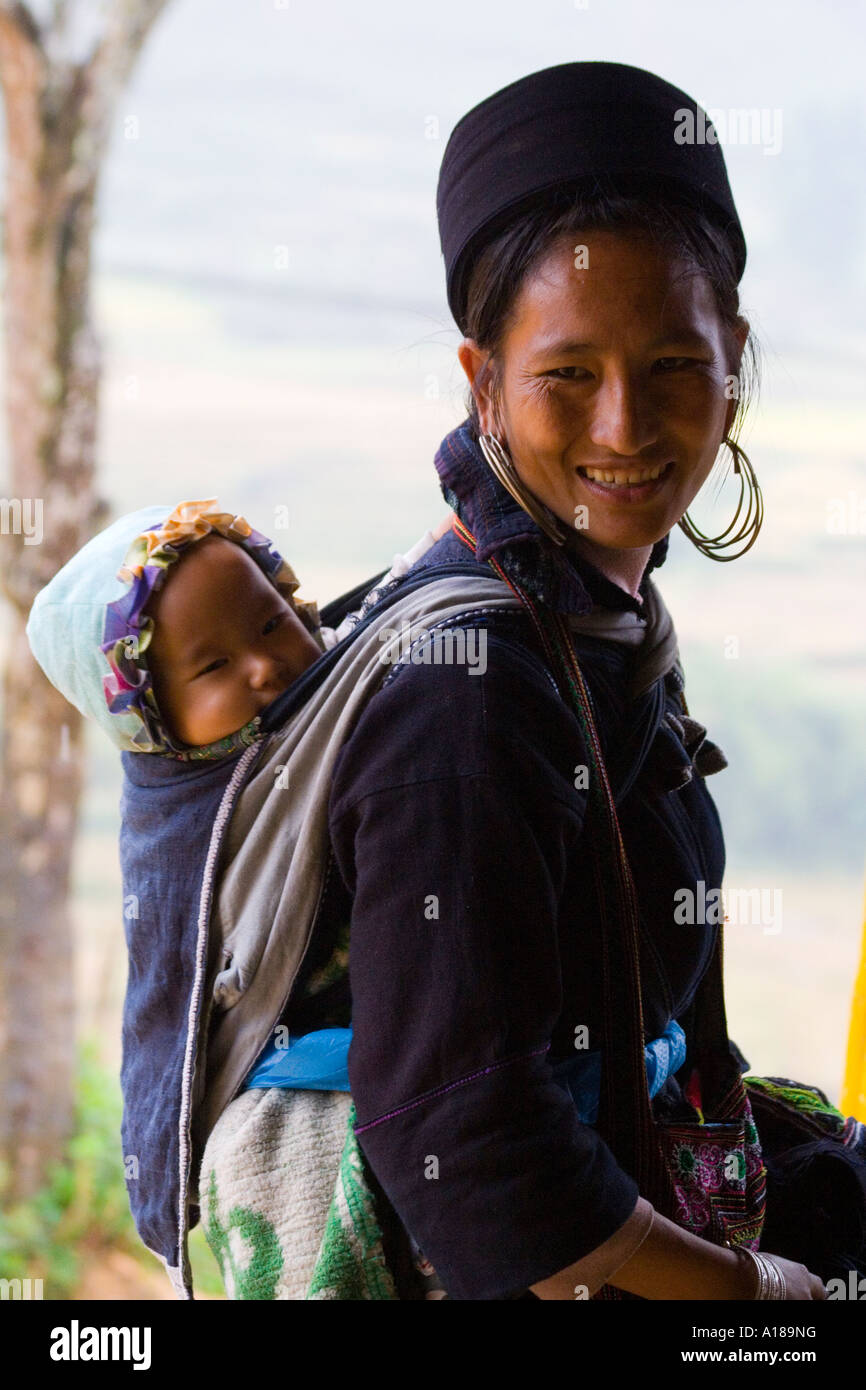 Hmong woman with her baby in sapa hi-res stock photography and images ...