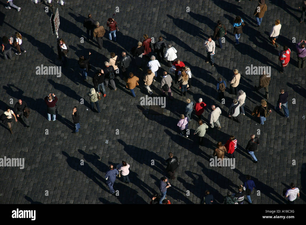 Crowd looking in one direction hi-res stock photography and images - Alamy