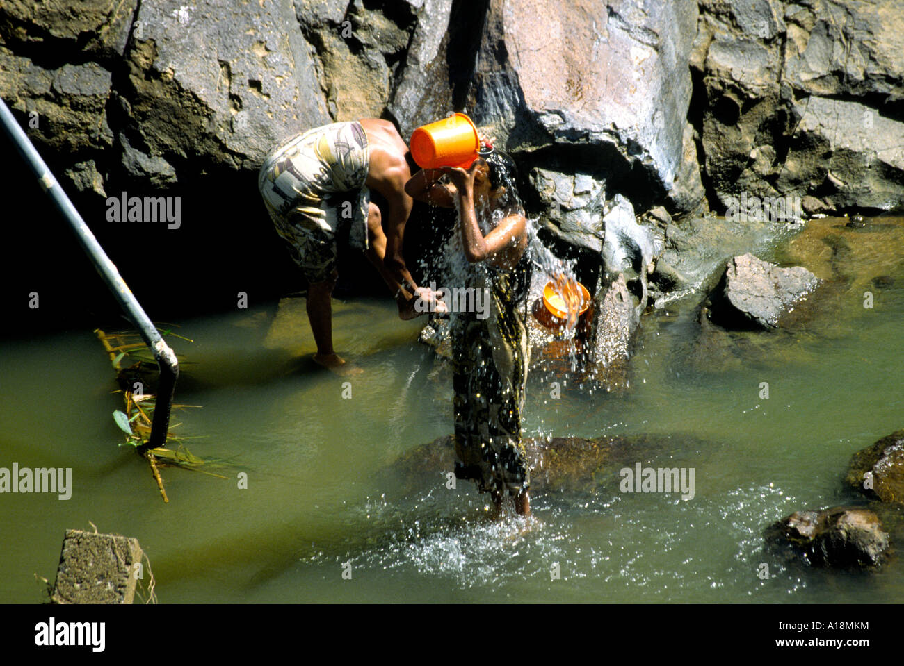 Sri Lanka Kandy women washing in Mahaweli River Stock Photo - Alamy