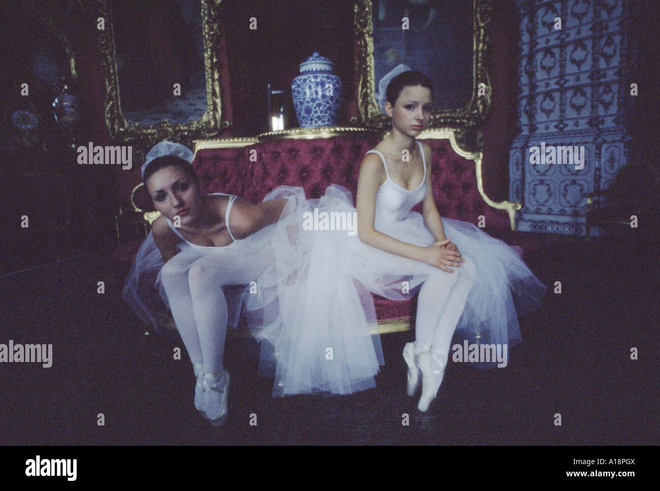 Two ballet dancers hi-res stock photography and images - Alamy