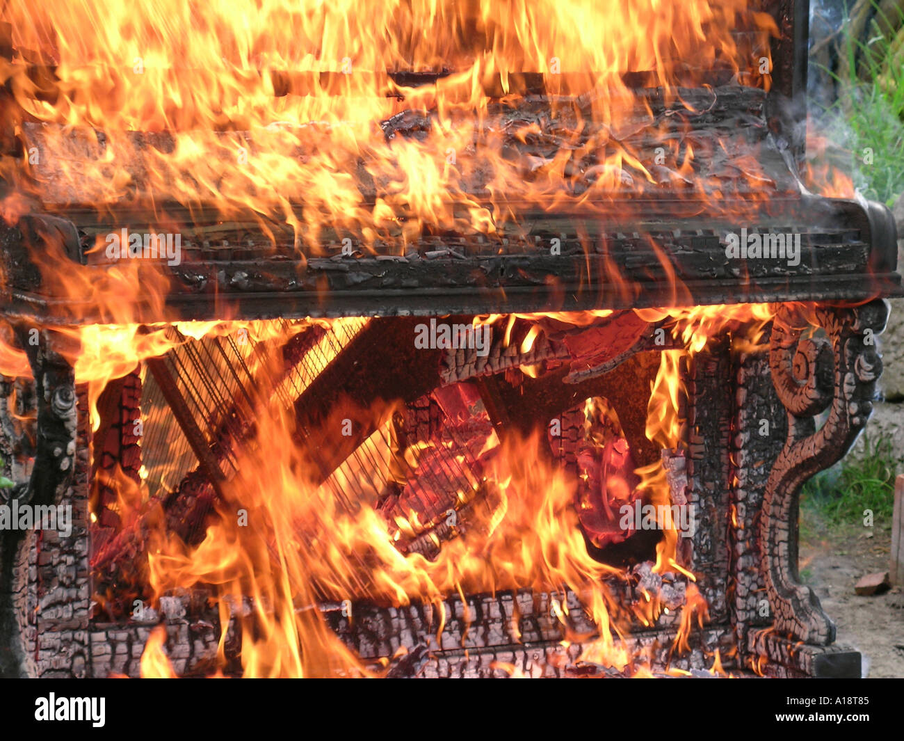 Burning piano piano fire hi-res stock photography and images - Alamy