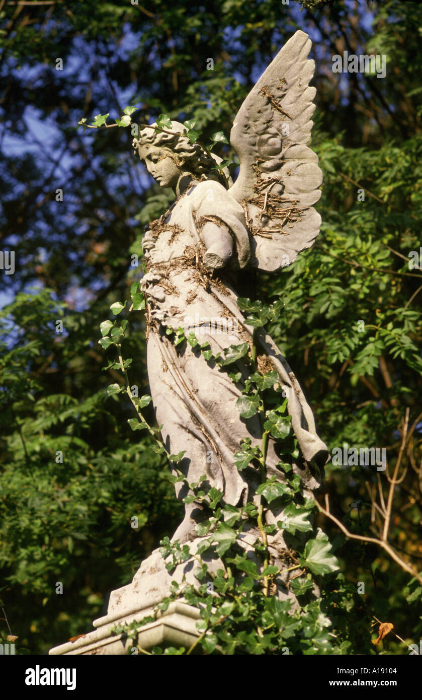 Angel statue in highgate cemetery hi-res stock photography and images ...