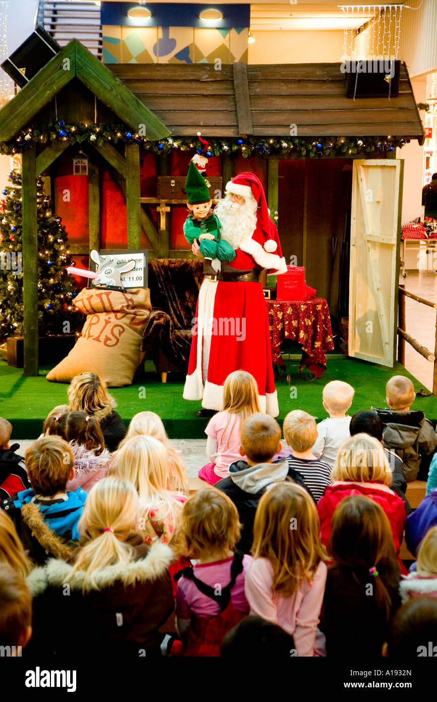 Santa claus and children hi-res stock photography and images - Alamy