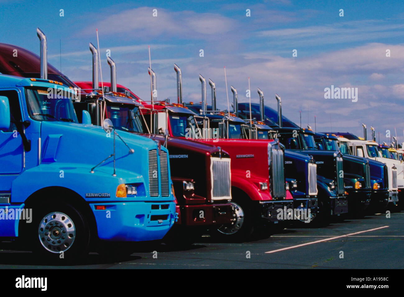Trucks lined up truck stop hi-res stock photography and images - Alamy