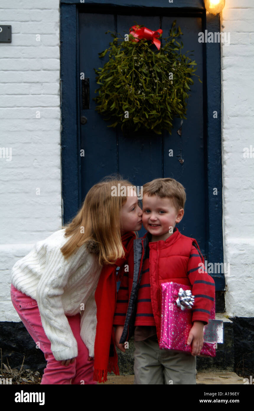 Couple kissing under mistletoe hi-res stock photography and images - Alamy