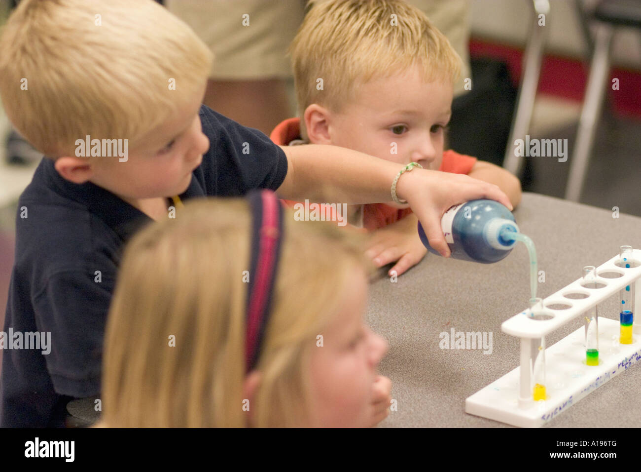 Kids age 5 experimenting in the Science Museum classroom. St Paul ...