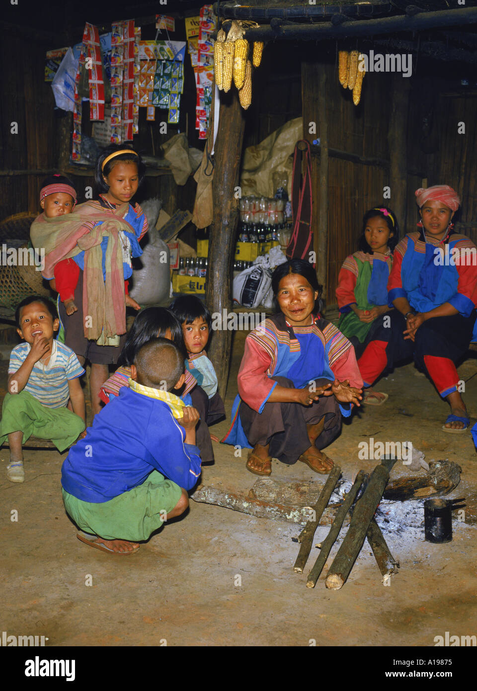 Groups of people around a fire hi-res stock photography and images - Alamy