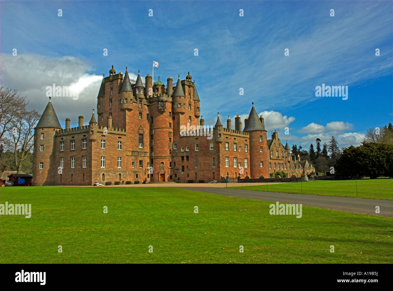The queen mother glamis castle hi-res stock photography and images - Alamy