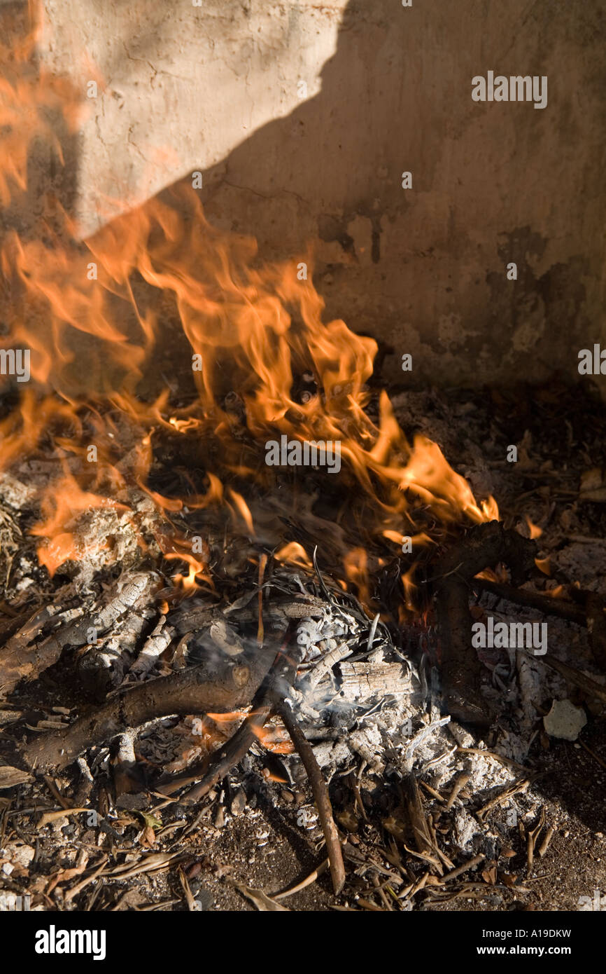 Flames and ash on a small fire Stock Photo - Alamy