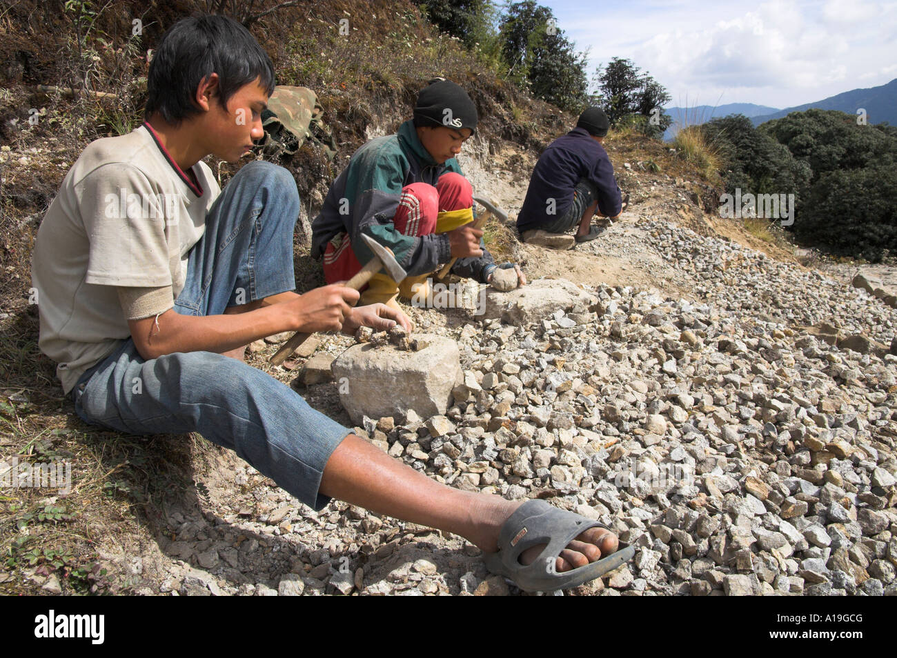 India stone breaking hi-res stock photography and images - Alamy
