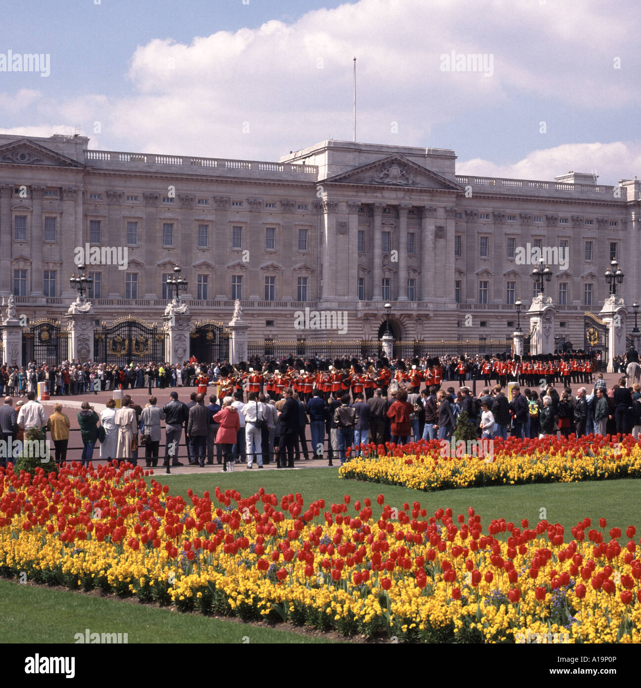 Crowd buckingham palace hi-res stock photography and images - Alamy