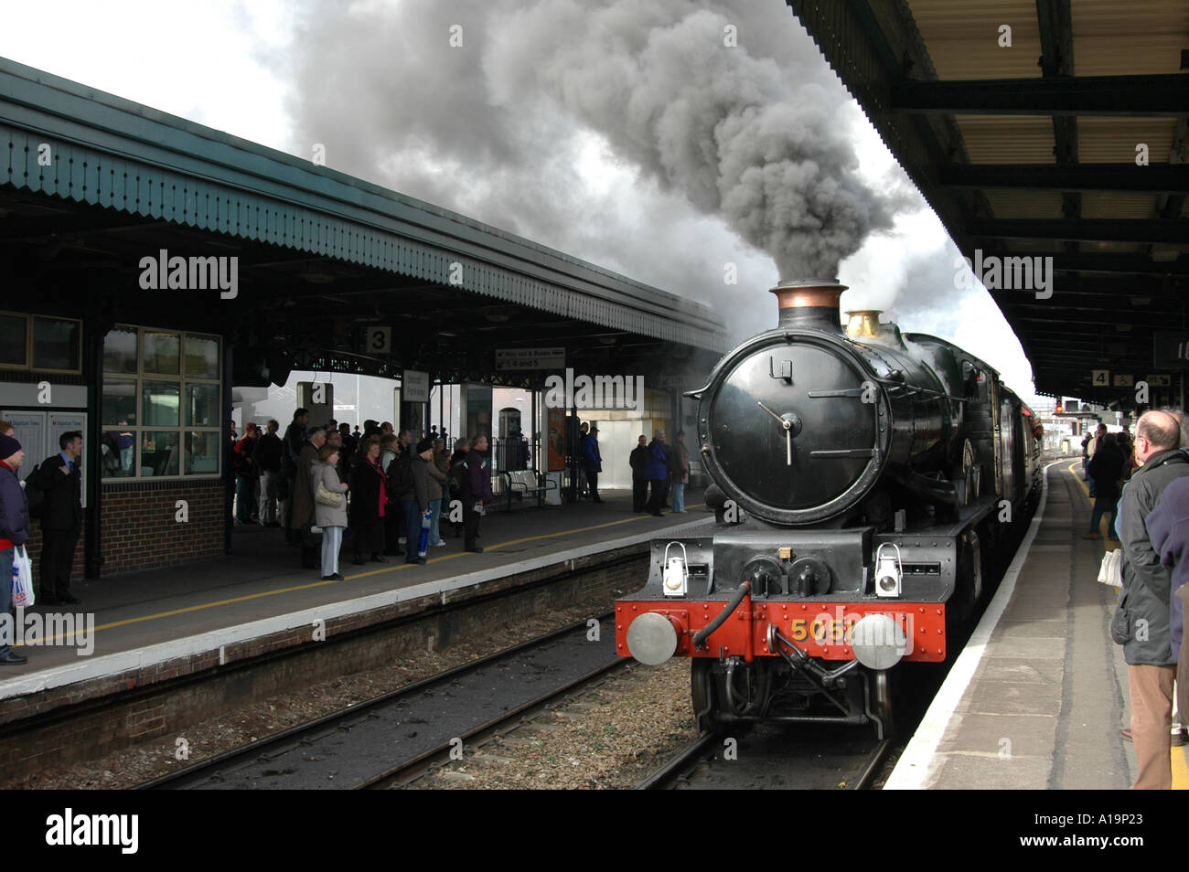 Steam Locomotive Castle Class Earl Bathurst entering Didcot Station in ...
