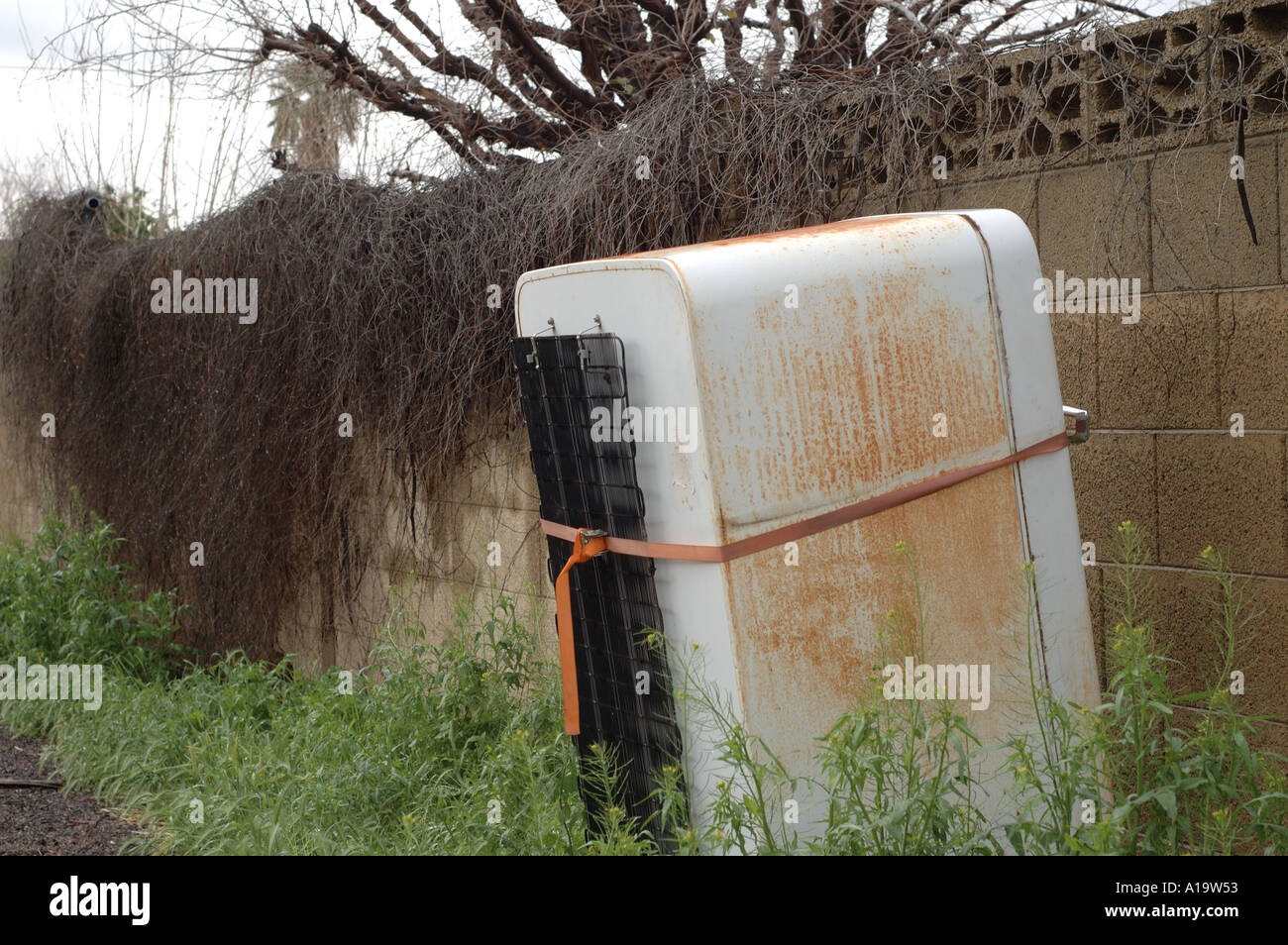 Rusted refrigerator hi-res stock photography and images - Alamy