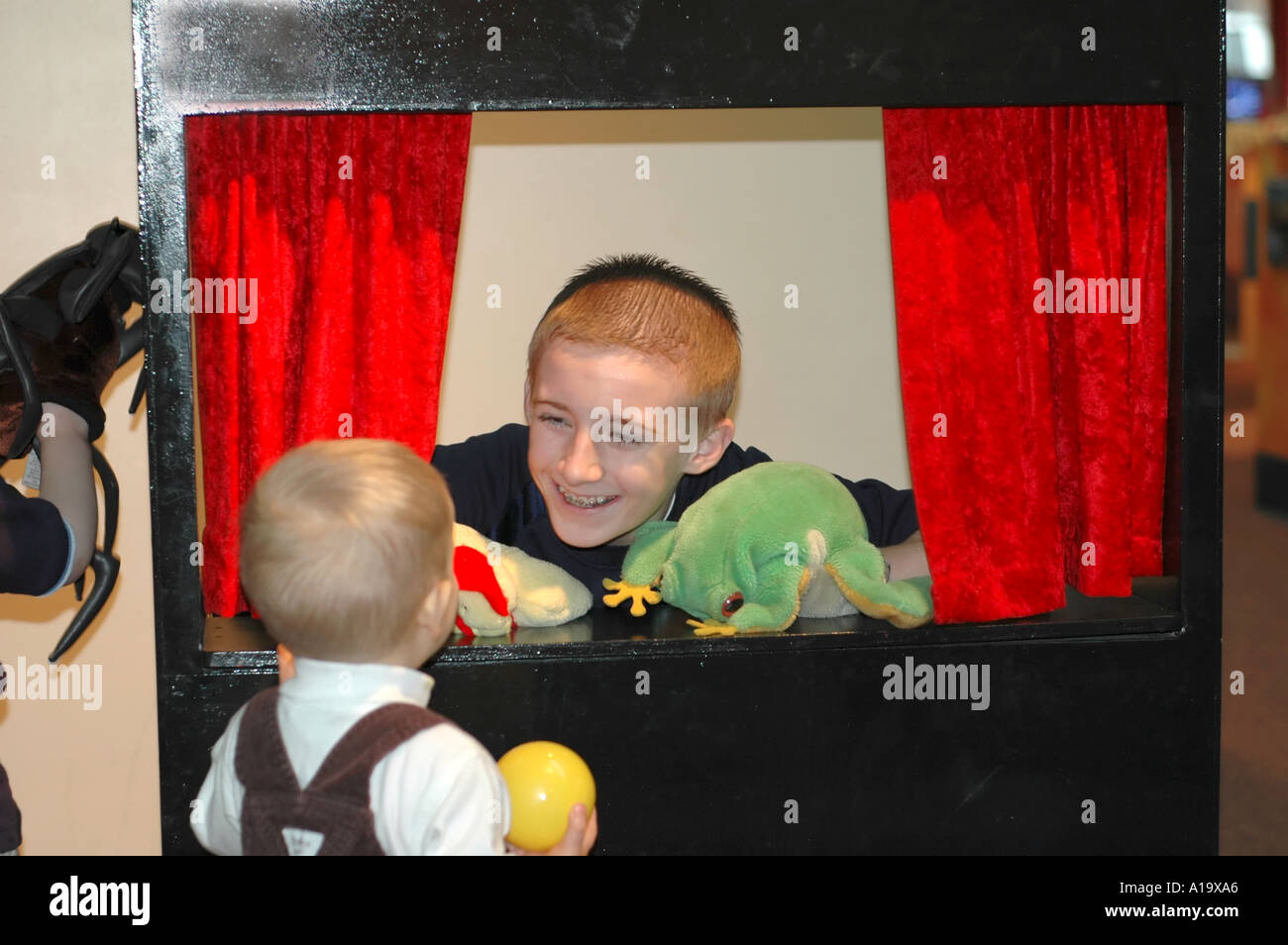 Puppet show hi-res stock photography and images - Alamy