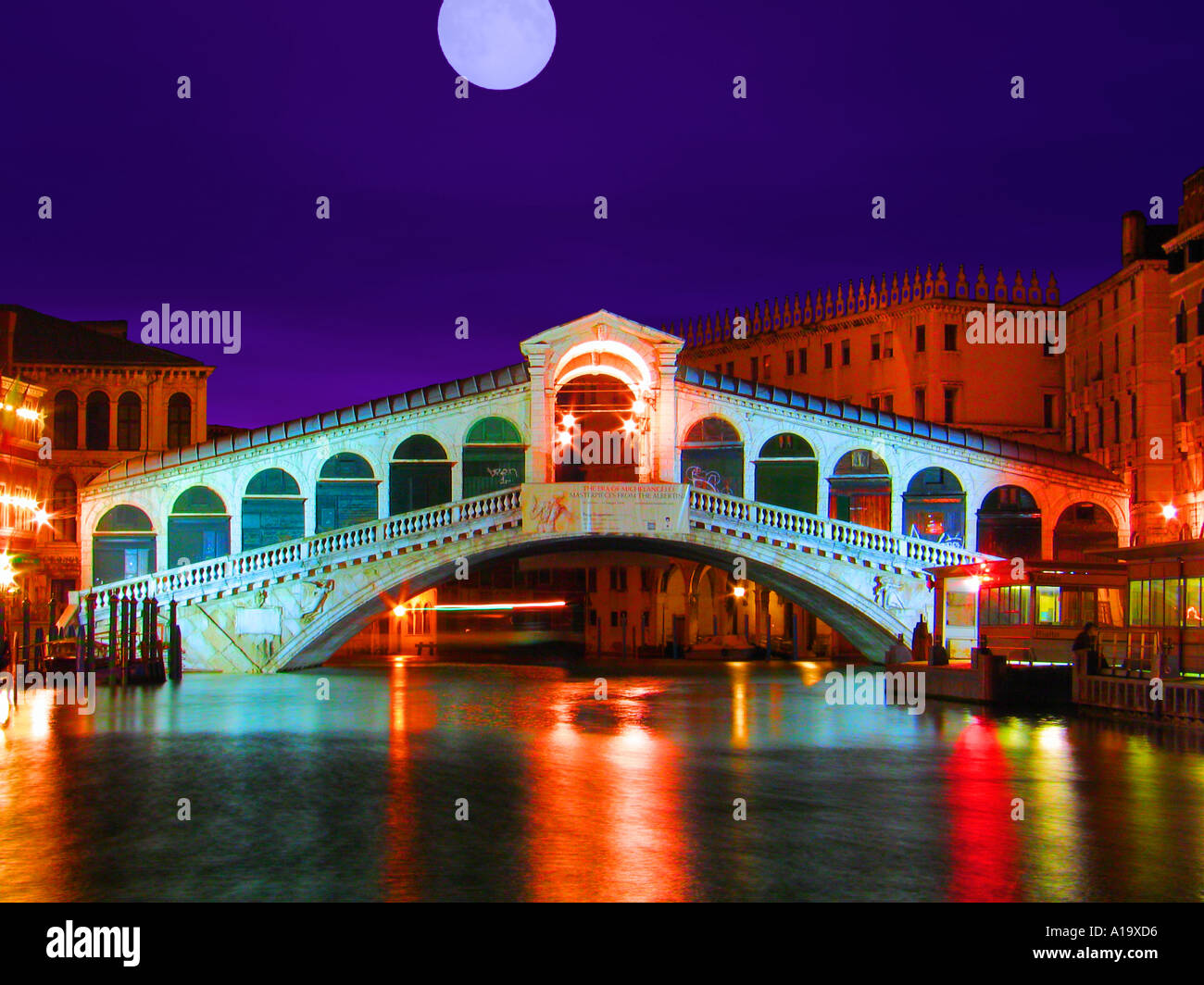Rialto bridge at night Venice Italy Stock Photo - Alamy