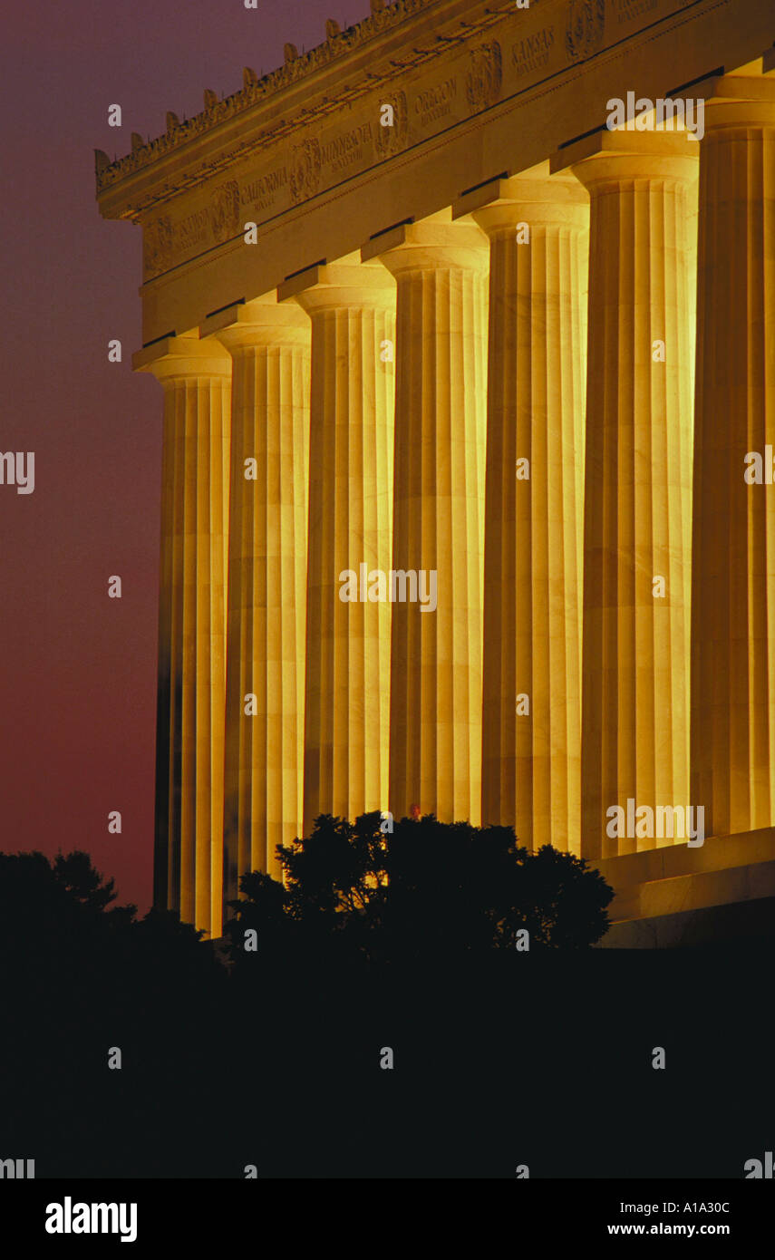 Light streams through the columns of the Lincoln Memorial at dusk ...