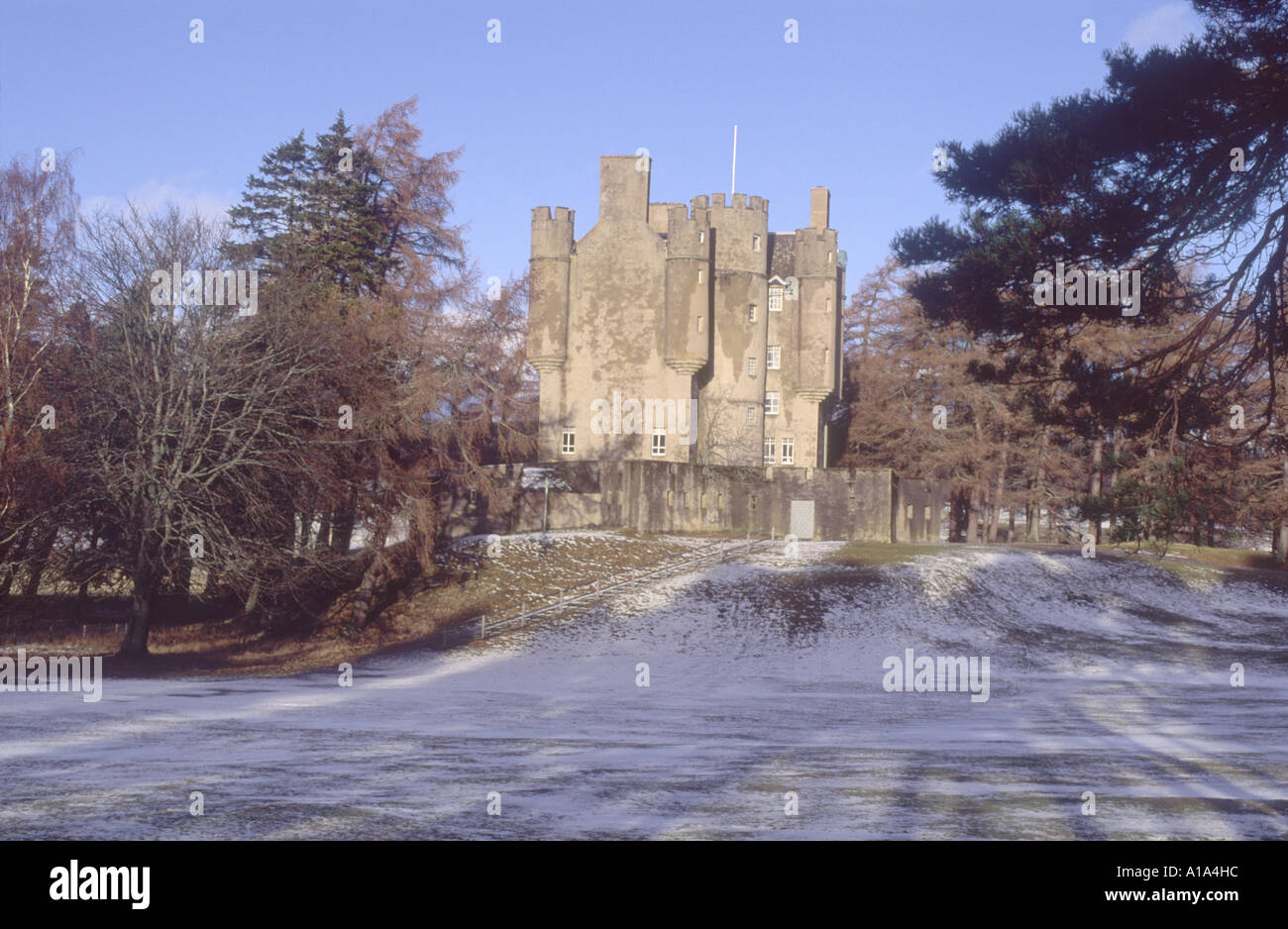 Invercauld castle hi-res stock photography and images - Alamy