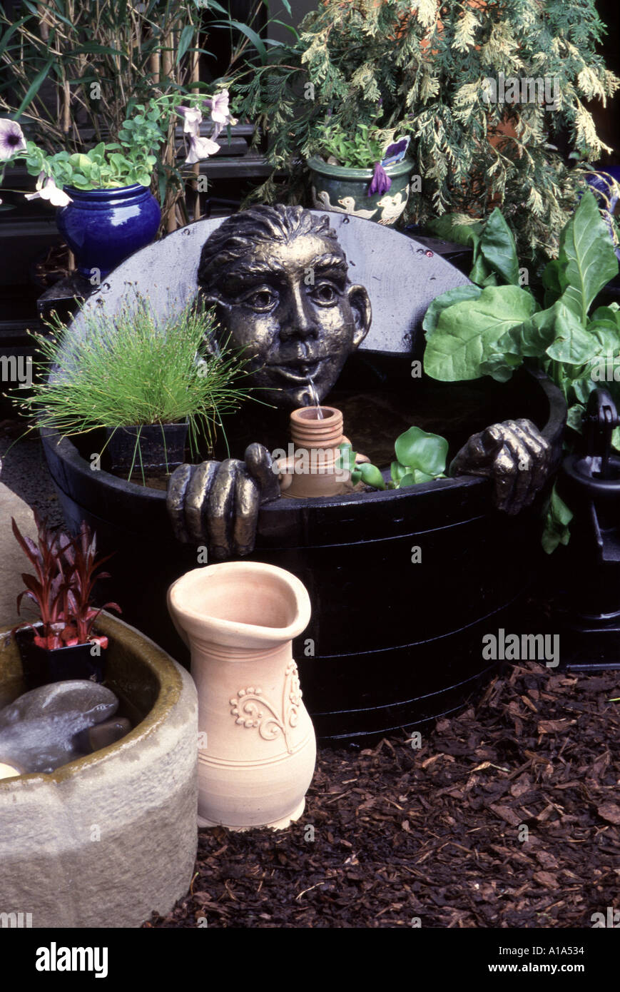 Head water feature Chelsea Flower Show Stock Photo - Alamy