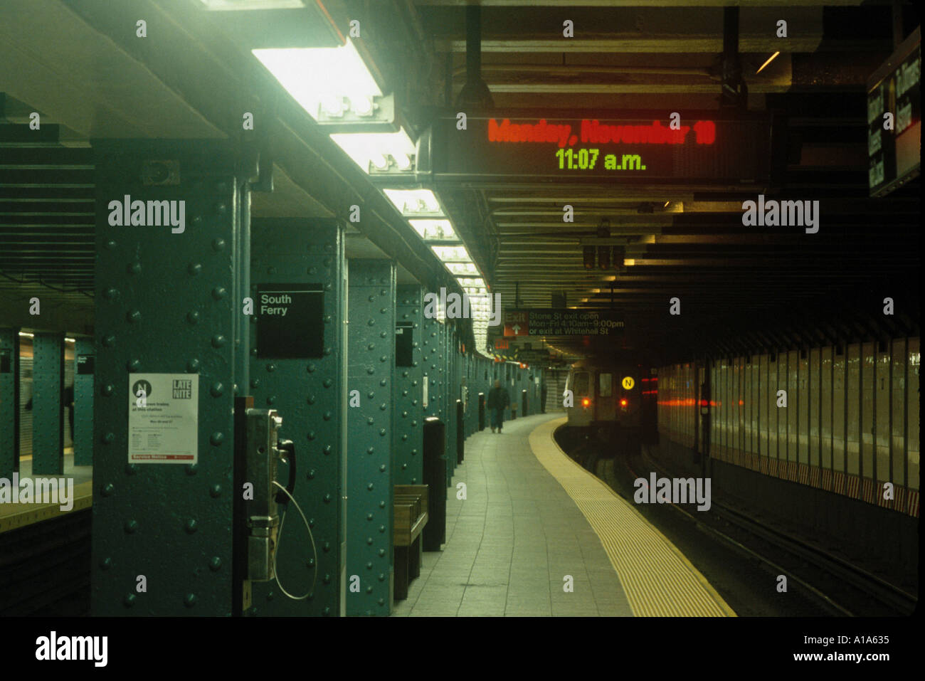 New York Subway Platform Stock Photo - Alamy