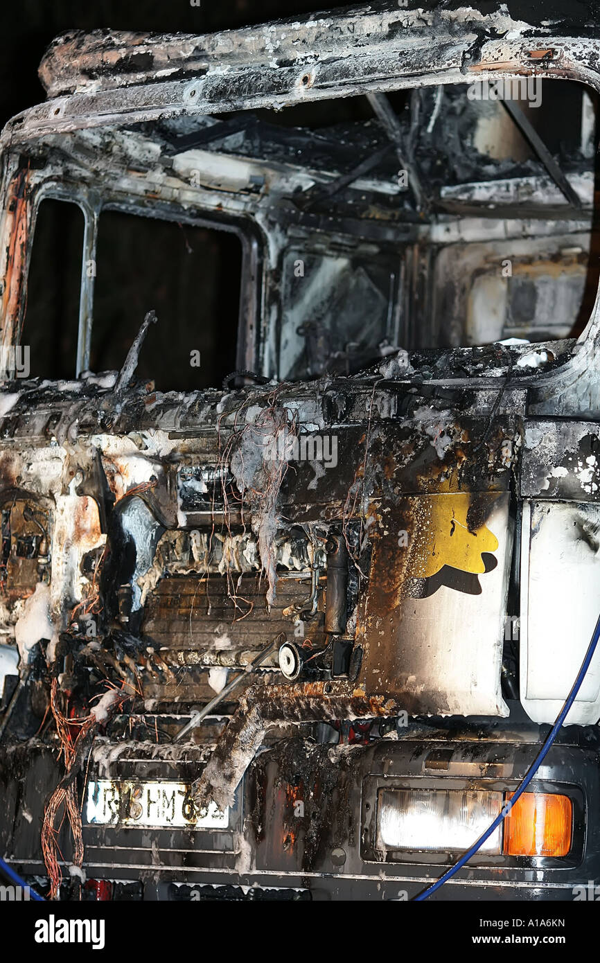 Burnt out lorry hi-res stock photography and images - Alamy