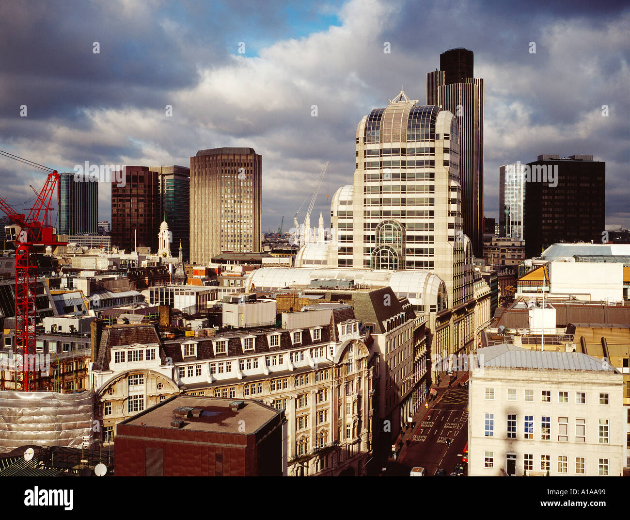 London stormy skyline hi-res stock photography and images - Alamy