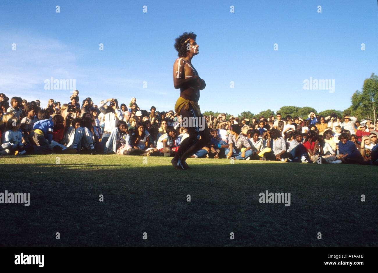 Aboriginal ceremony audience hi-res stock photography and images - Alamy