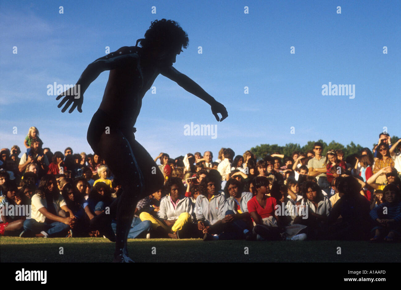 Aboriginal ceremony audience hi-res stock photography and images - Alamy