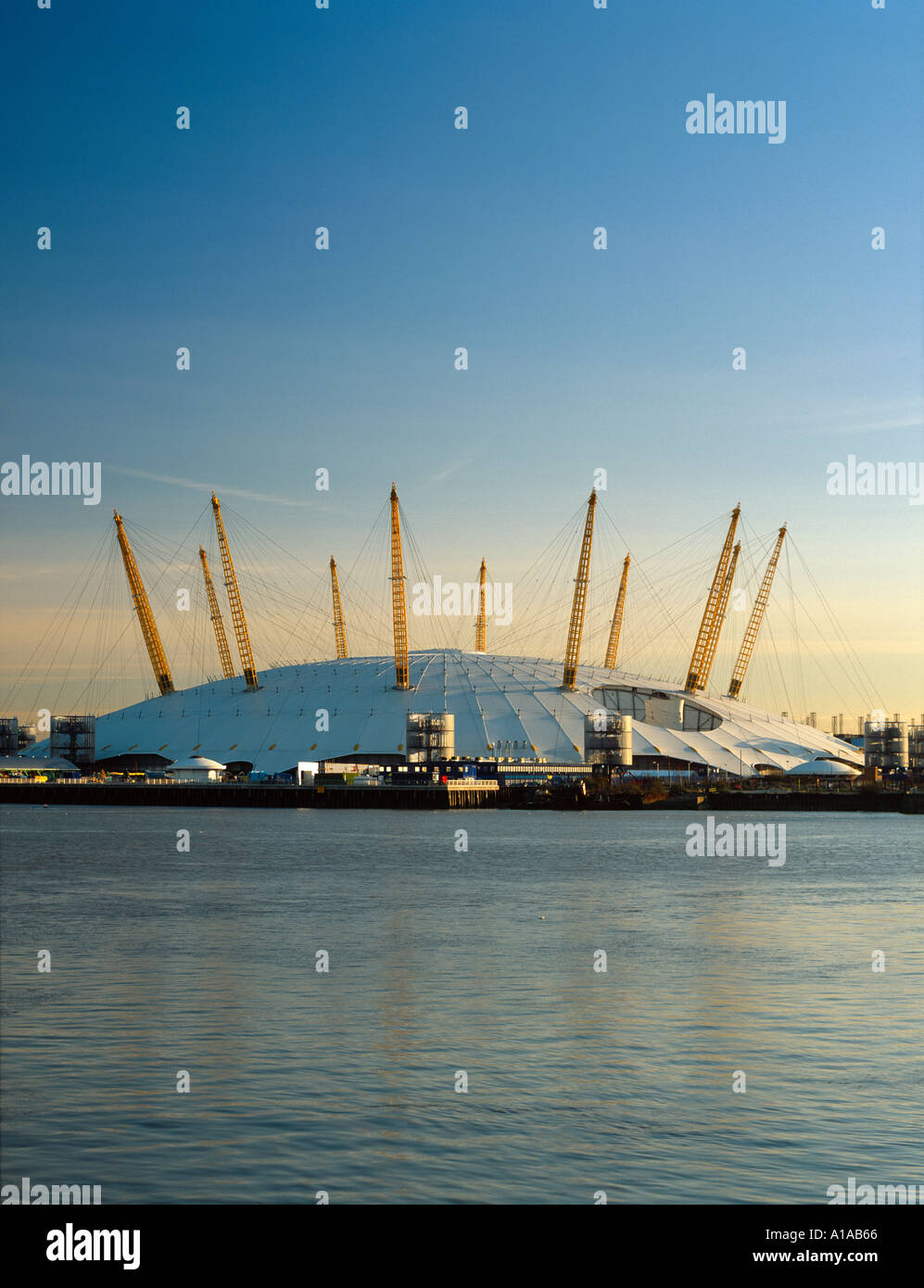 Millennium dome (o2 arena) concert hi-res stock photography and images ...