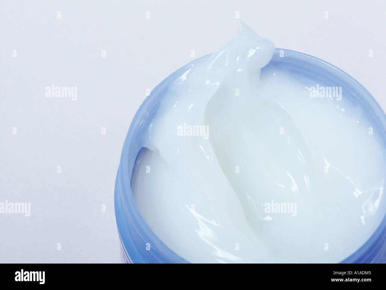 A tub of moisturiser Stock Photo - Alamy