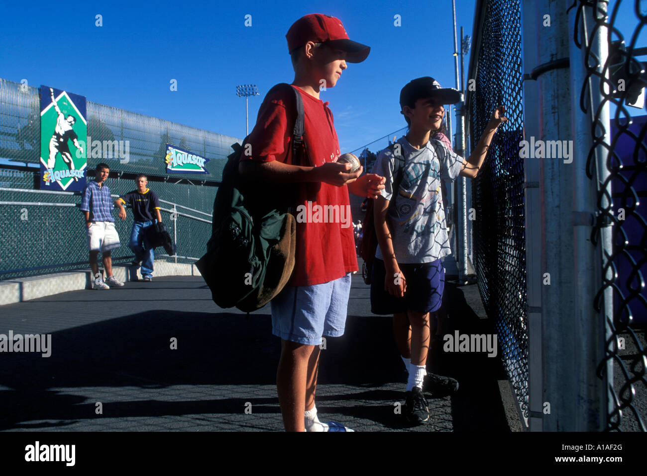 USA Washington Everett Boys wait for players autographs at Class A ...