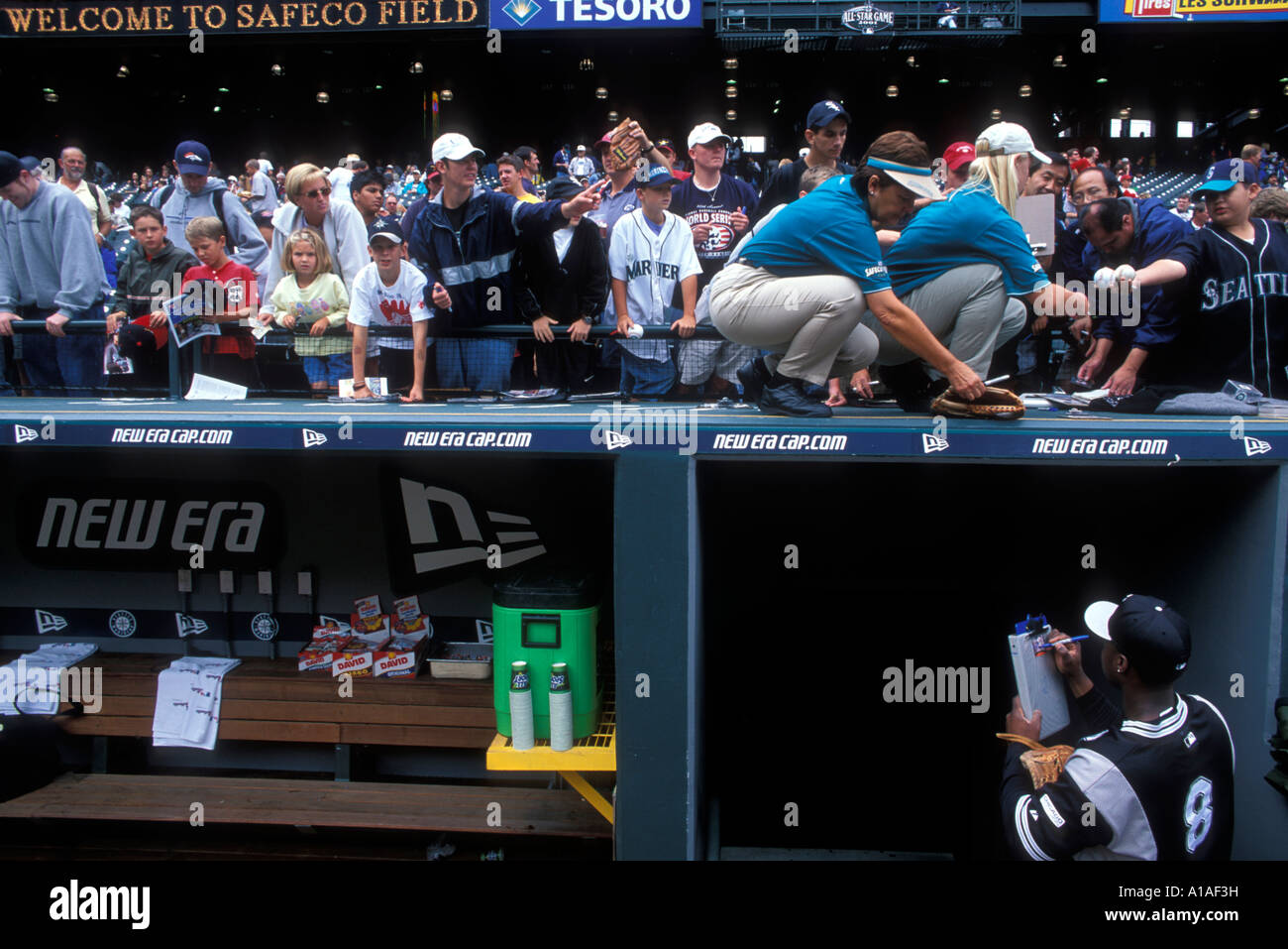 USA Washington Chicago White Sox catcher Charles Johnson signs ...