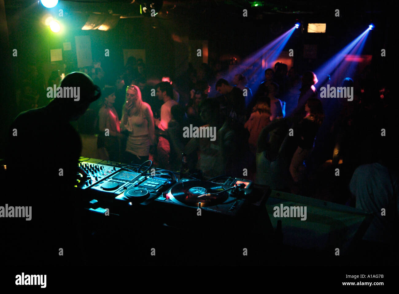 Packed dance floor hi-res stock photography and images - Alamy