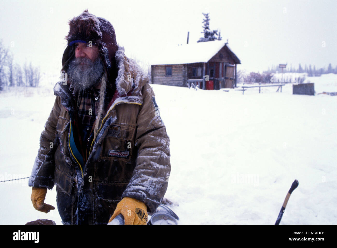 USA Alaska Musher Charlie Boulding arrives in snowstorm at Mile 101 ...
