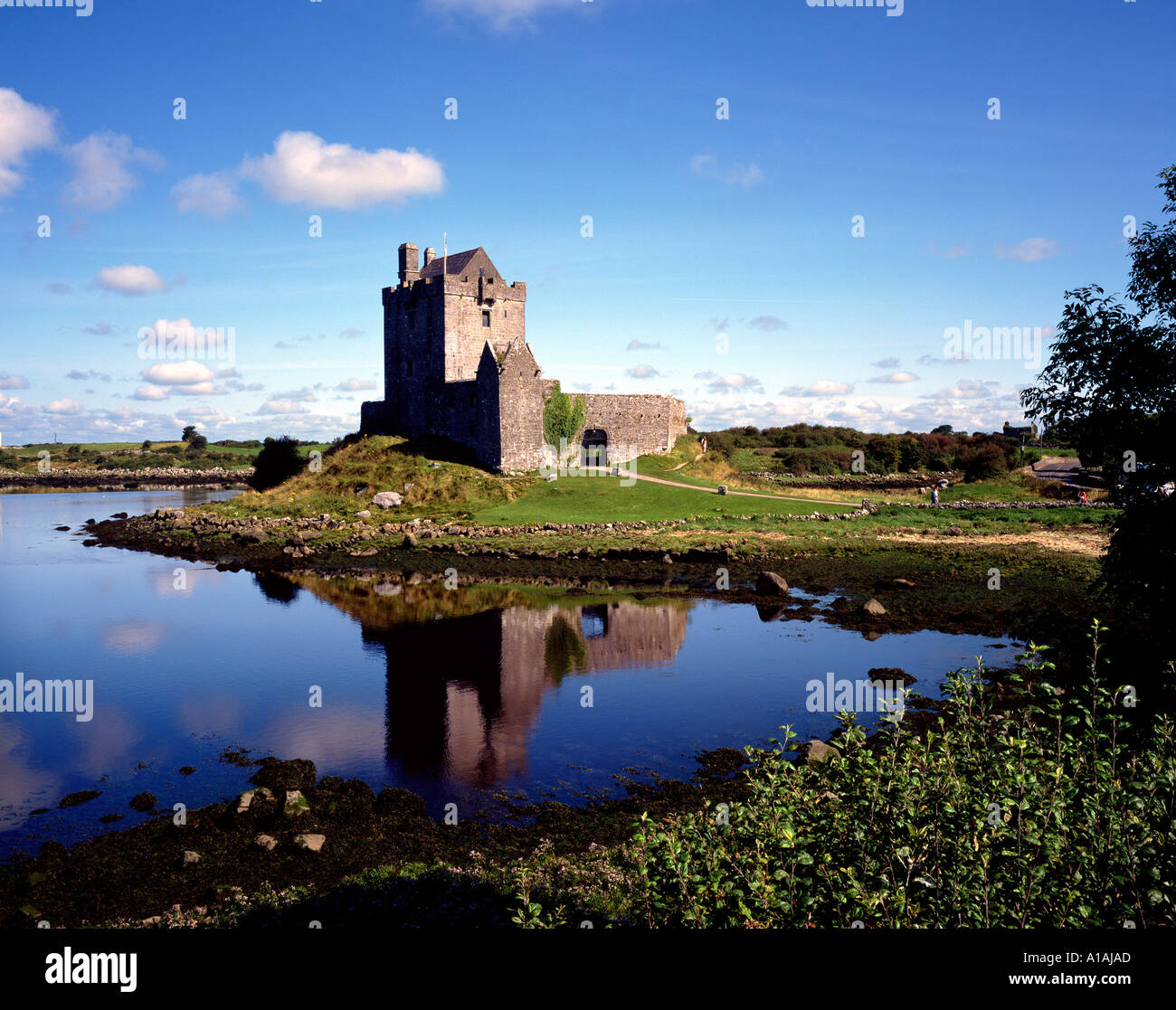 Gory castle kinvara co galway castles ireland hi-res stock photography ...